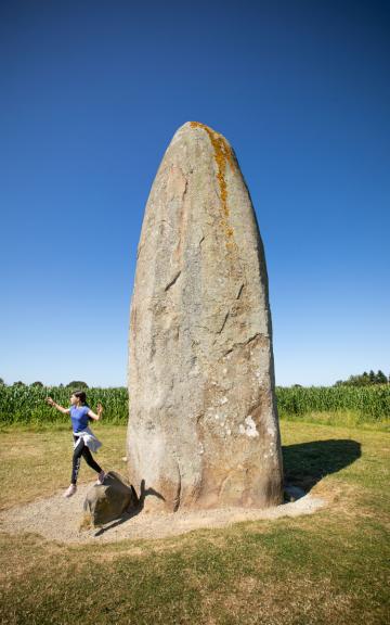 Le Menhir Du Champ Dolent Saint Malo Baie Du Mont Saint Michel Tourisme