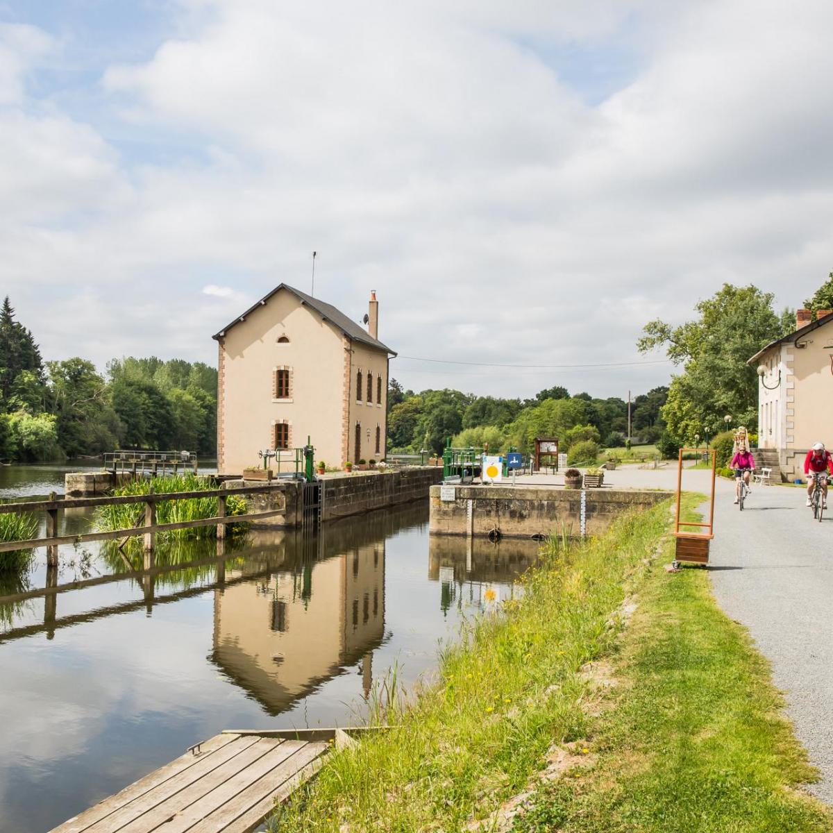 Passer une écluse | Office de Tourisme de l'Anjou Bleu
