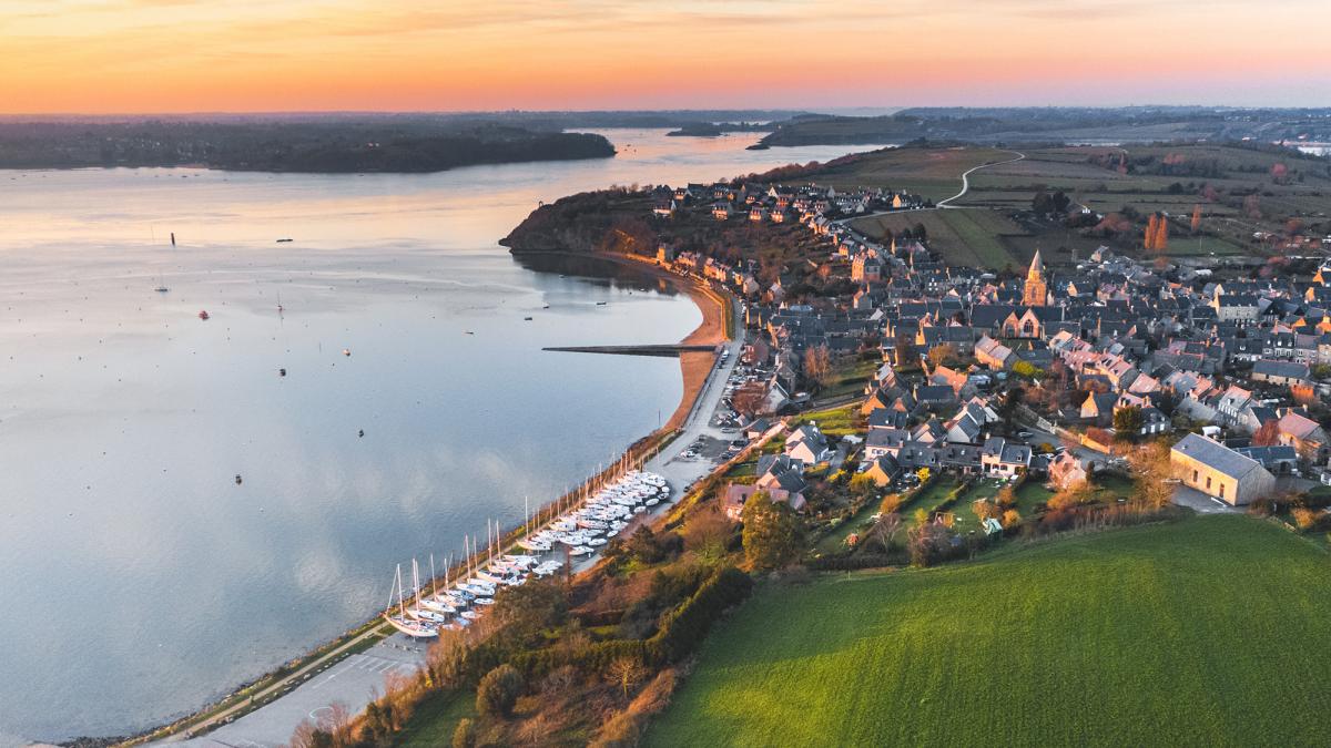 Saint-Suliac, village sur l’estuaire de la Rance en Bretagne