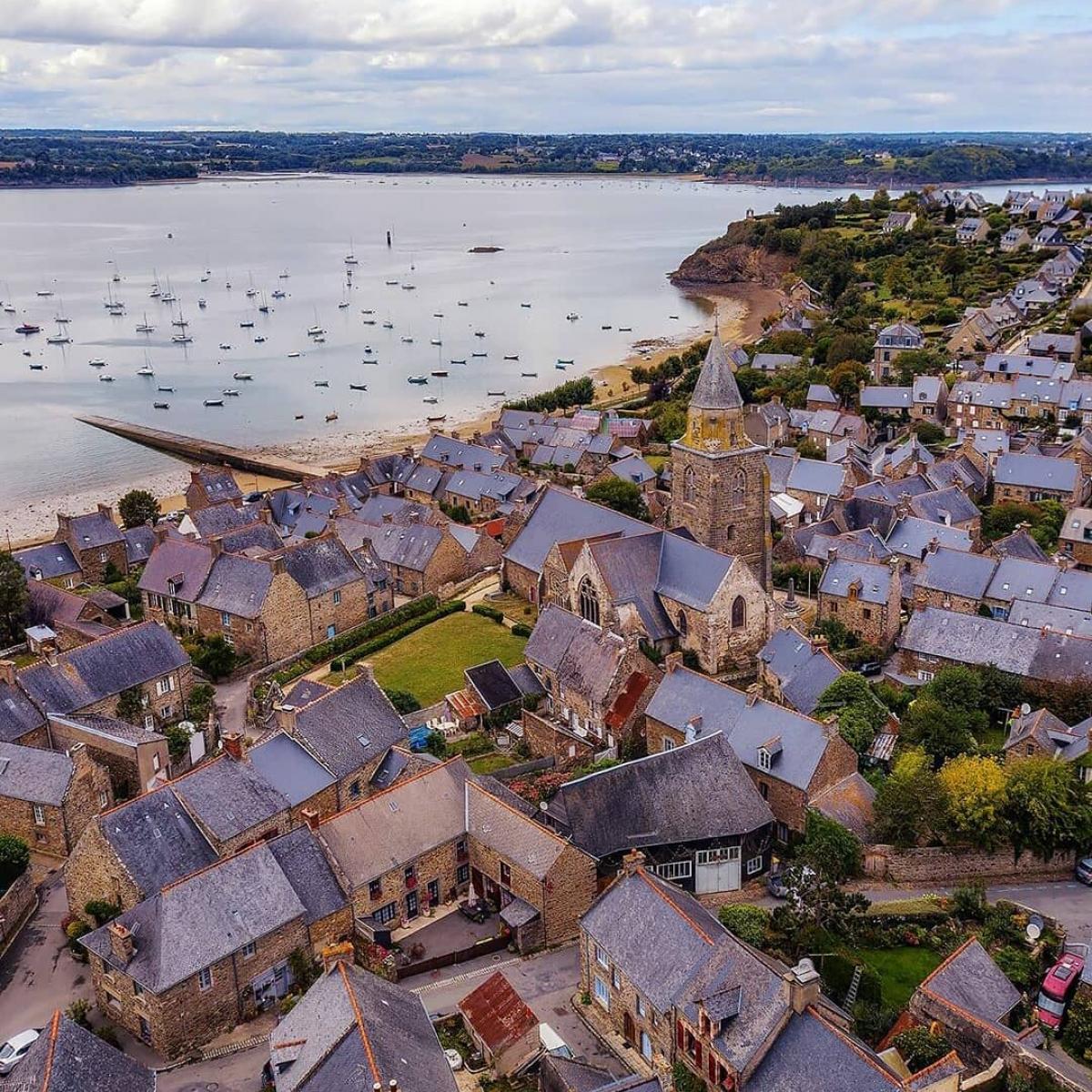 Saint-Suliac, village sur l’estuaire de la Rance en Bretagne