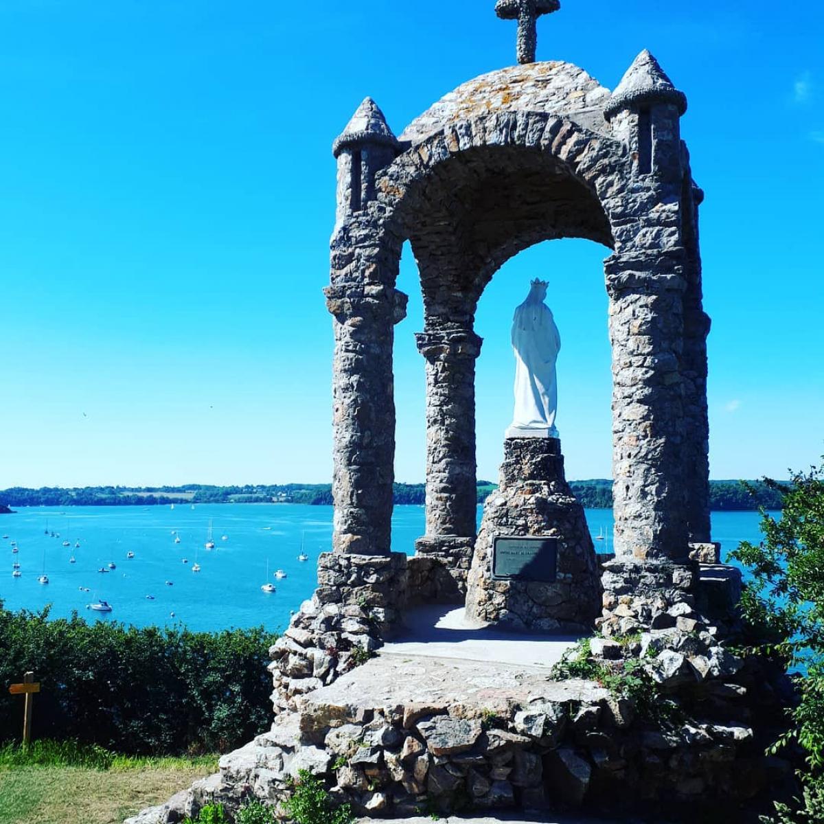 Saint-Suliac, village sur l’estuaire de la Rance en Bretagne