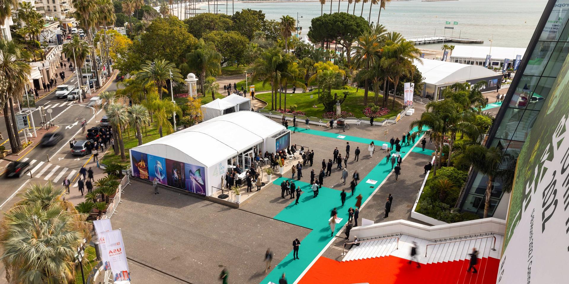 Le Parvis Pompidou est à l’extérieur du Palais des Festivals et des ...