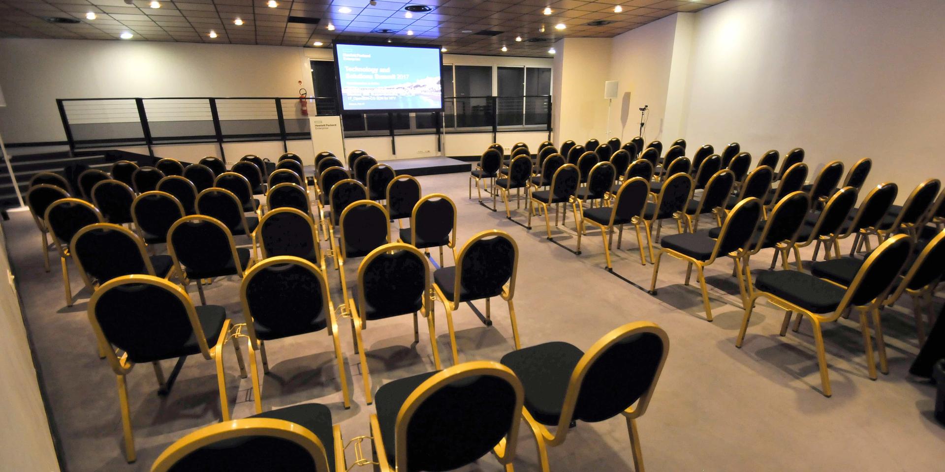 La salle de rédaction 2 au niveau 3 du Palais des Festivals et des ...