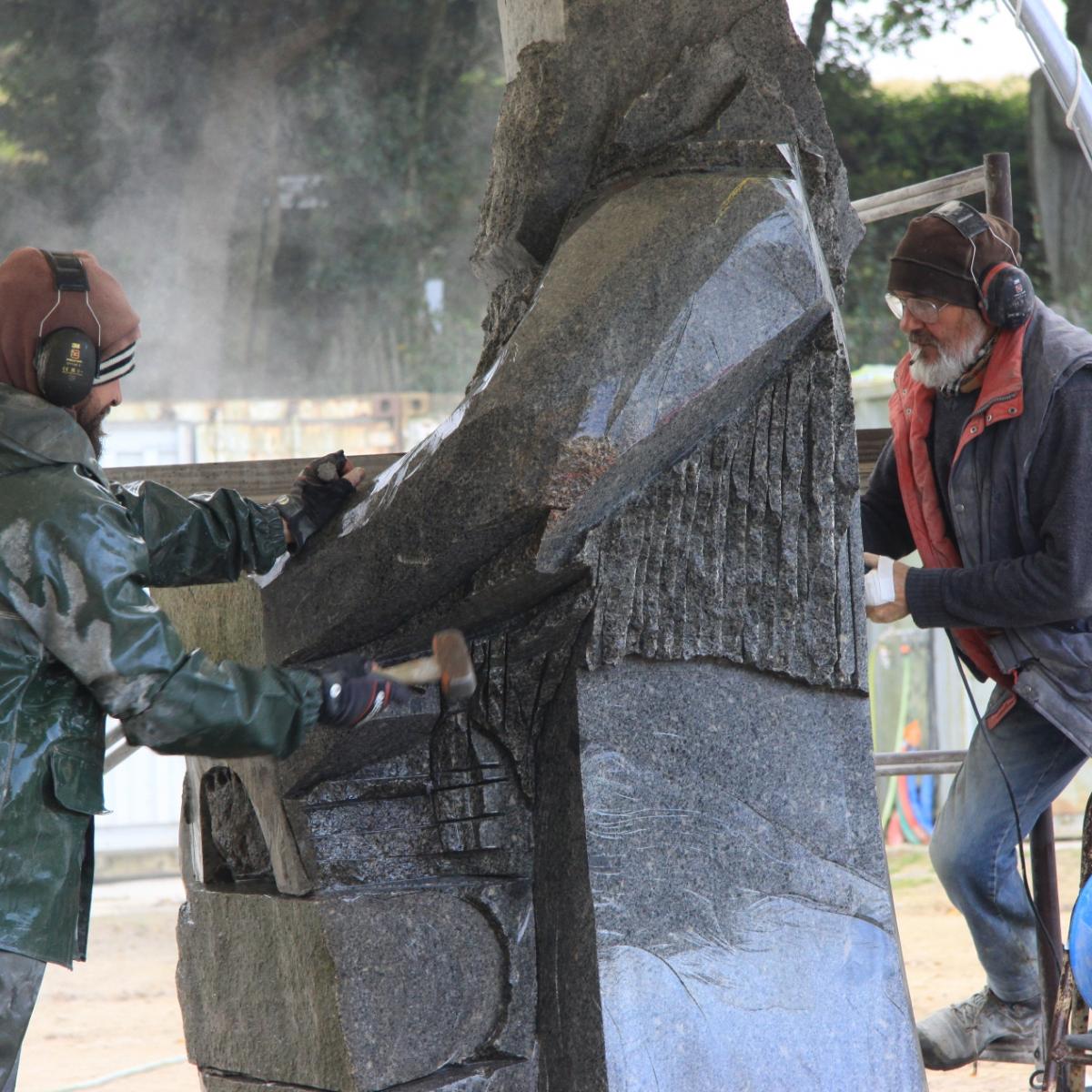 Carhaix Poher A la rencontre des sculpteurs de granit à La Vallée des ...
