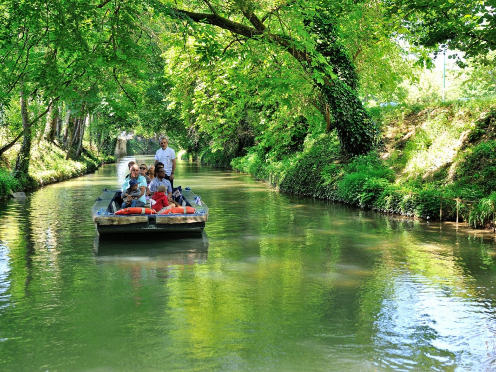 Balade en barque l’Eau’dyssée | Châlons Tourisme