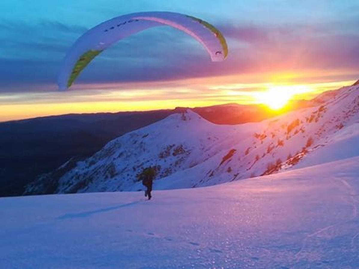 Voler en hiver dans les Alpes en parapente ou en montgolfière