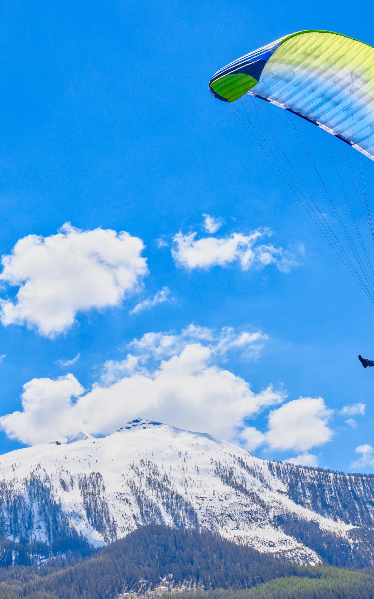 Voler en hiver dans les Alpes en parapente ou en montgolfière
