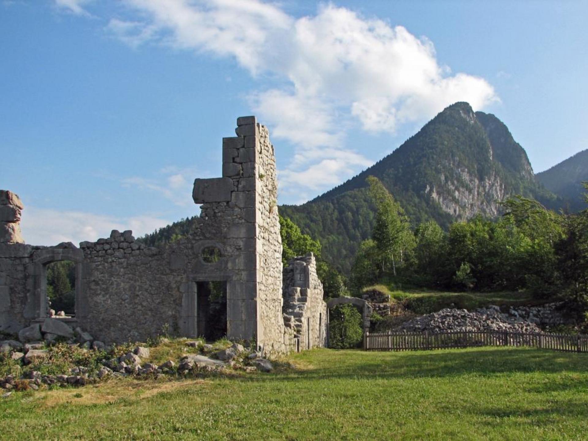 GR®9 en Chartreuse : du lac d’Aiguebelette aux reliefs de Chartreuse ...