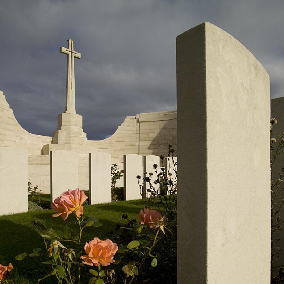 Dud Corner Cemetery and Loos Memorial – Loos-en-Gohelle ...