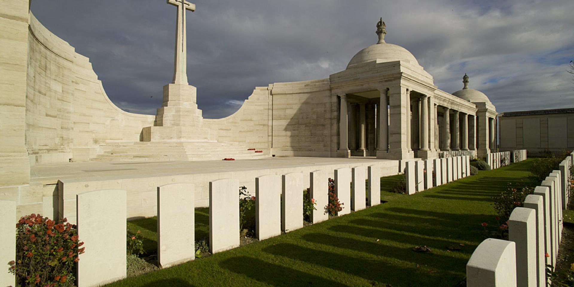 Dud Corner Cemetery et Loos Memorial – Loos-en-Gohelle | Collines et ...