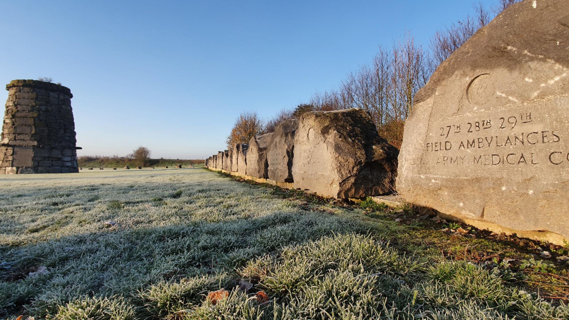 Mémorial à la 9ème Division Écossaise et Point du Jour Cemetery, Athies ...