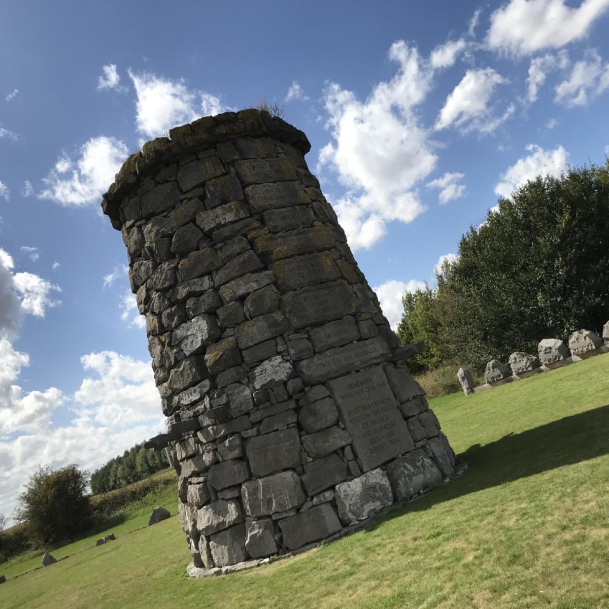 Mémorial à la 9ème Division Écossaise et Point du Jour Cemetery, Athies ...