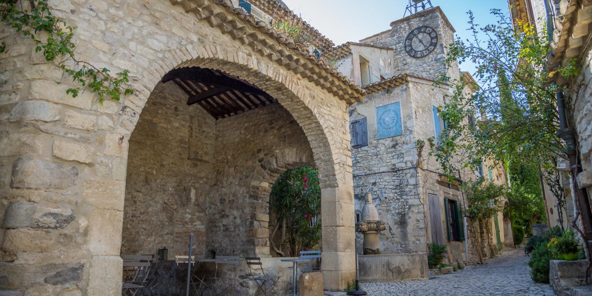 Séguret tourisme dans le Vaucluse (84110)