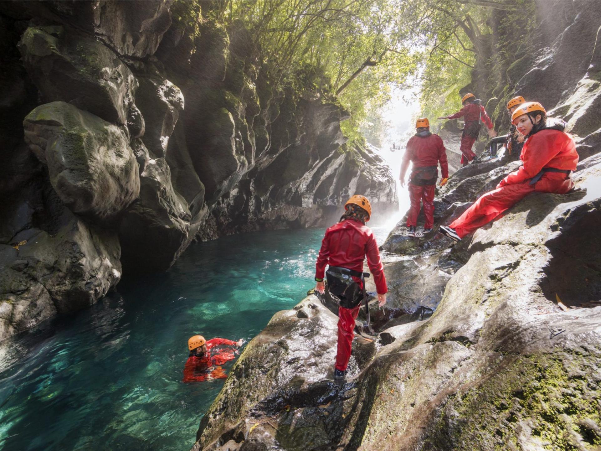 Canyoning auf La Réunion: Ein Sprung ins Abenteuer | Île de la Réunion ... Canyoning auf La Réunion: Ein Sprung ins Abenteuer | Île de la Réunion ...