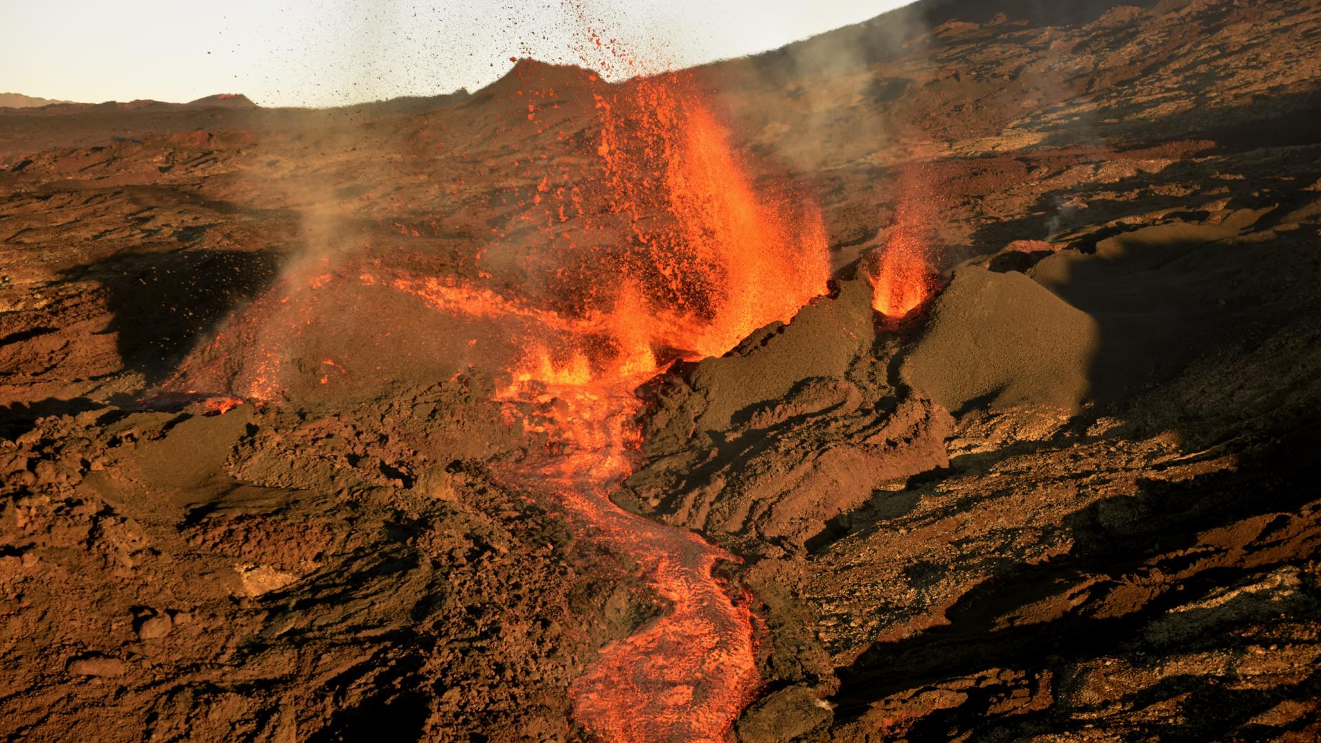 Volcans en éruptions : un spectacle intense à La Réunion