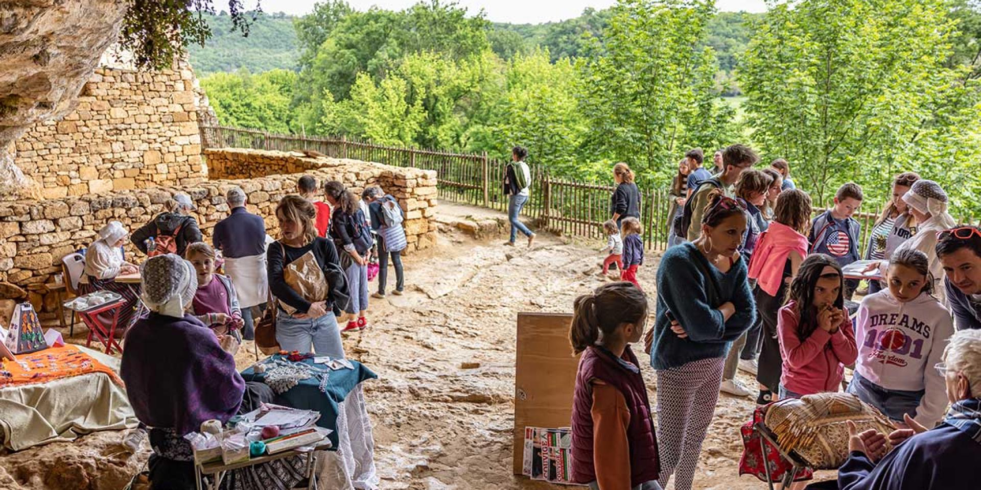Explorer le passé au village troglodytique de la Madeleine | Dordogne ...