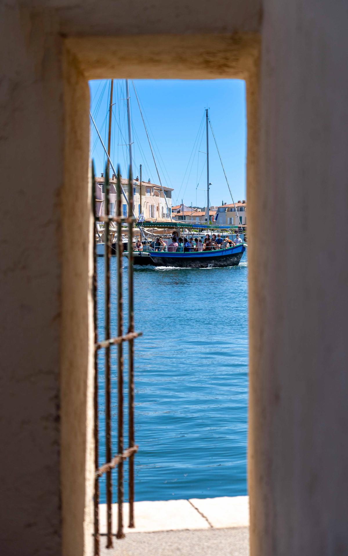 Schifffahrt auf den blauen Fluten von Port Grimaud | Der Charme der ...