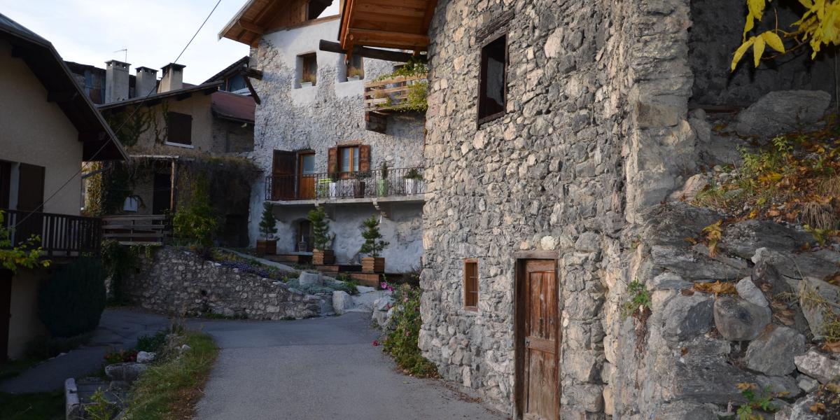 Eygliers Hautes-Alpes Alpes du sud – village Durance et soleil dans le ...