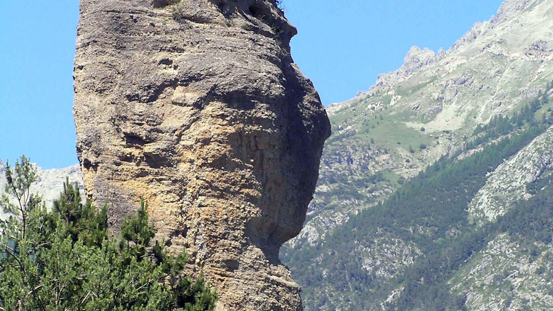 Eygliers Hautes-Alpes Alpes du sud – village Durance et soleil dans le ...