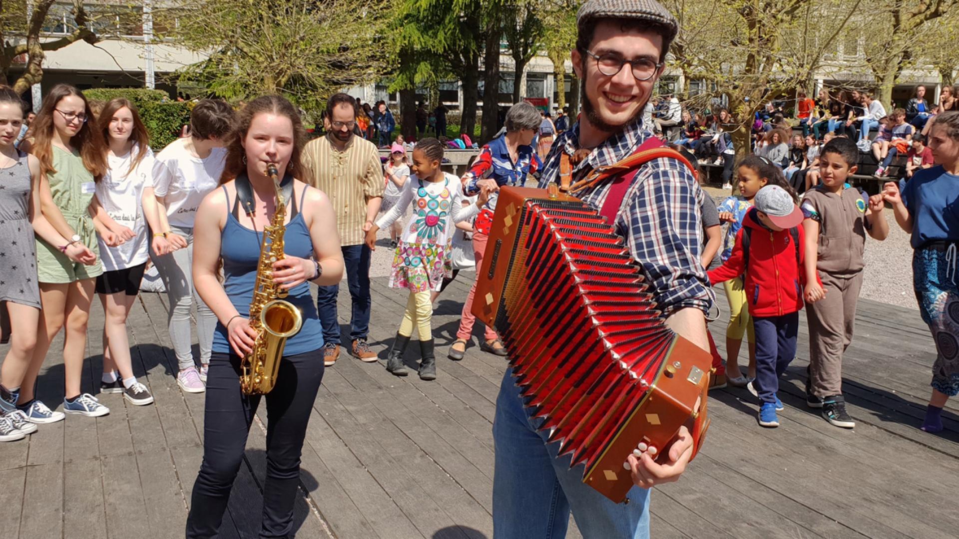 Découvrez l’effervescence du fest-noz sur la Côte de Granit Rose ...