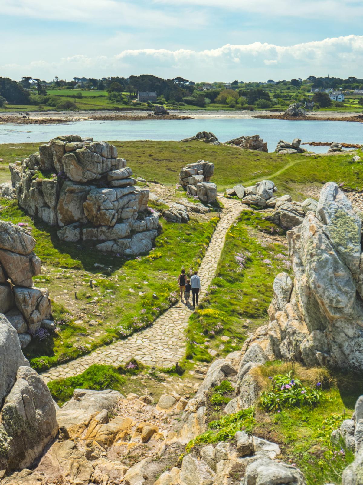 Randonnée GR34 sur le sentier des douaniers en Bretagne Côte de Granit ...