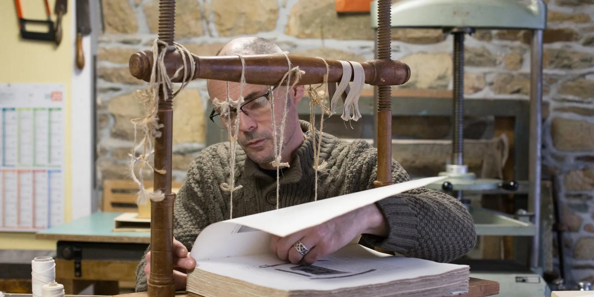 Éric, bookbinder | Office de Tourisme de la Côte de Granit Rose