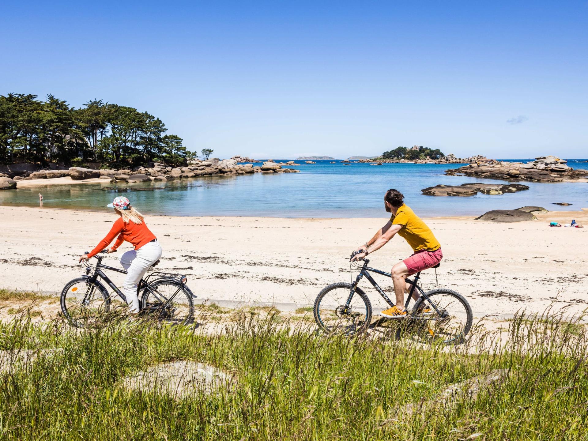 Vélo en Bretagne : Découvrez la Côte de Granit Rose Office de Tourisme ...