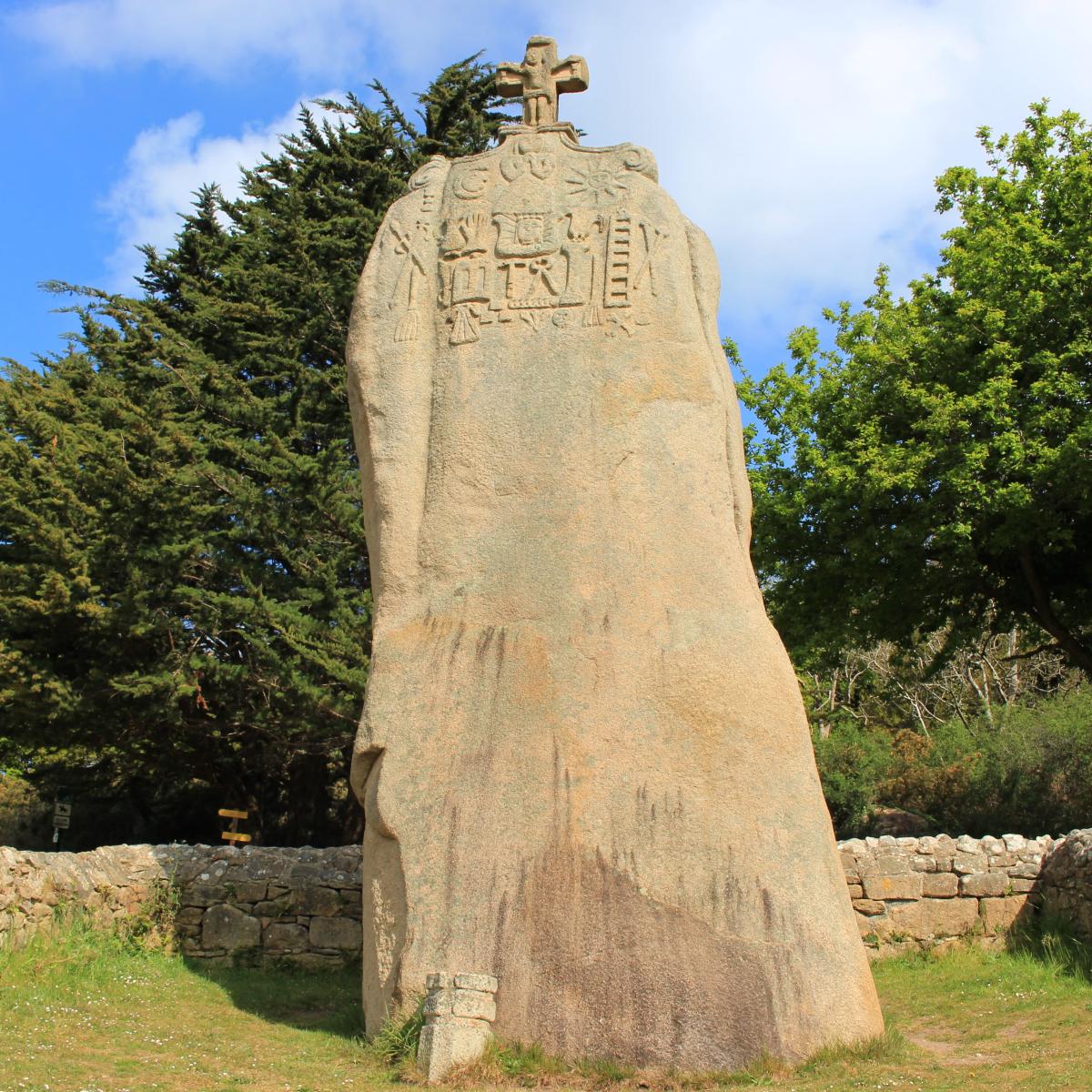 Menhirs and dolmens: legendary stones to discover on the Pink Granite Coast