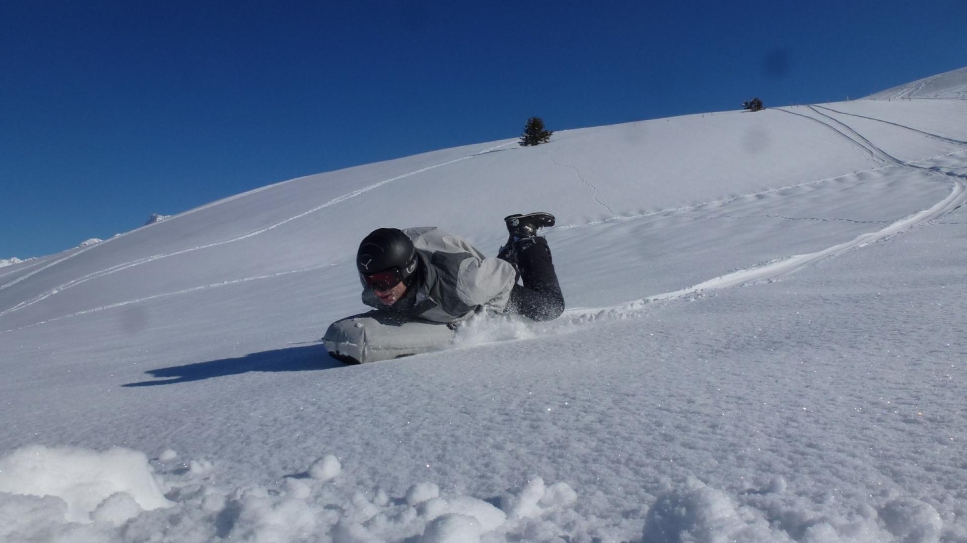 Glide down the snowy slopes…on an airboard or snakegliss | Les 7 Laux