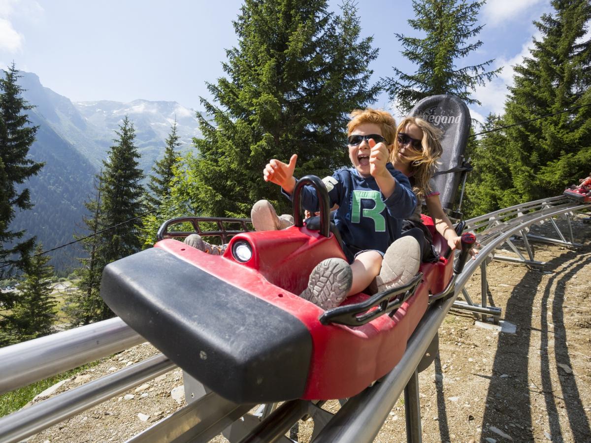 Luge d’été sur rail en Isère – Descente en luge d’été | Les 7 Laux