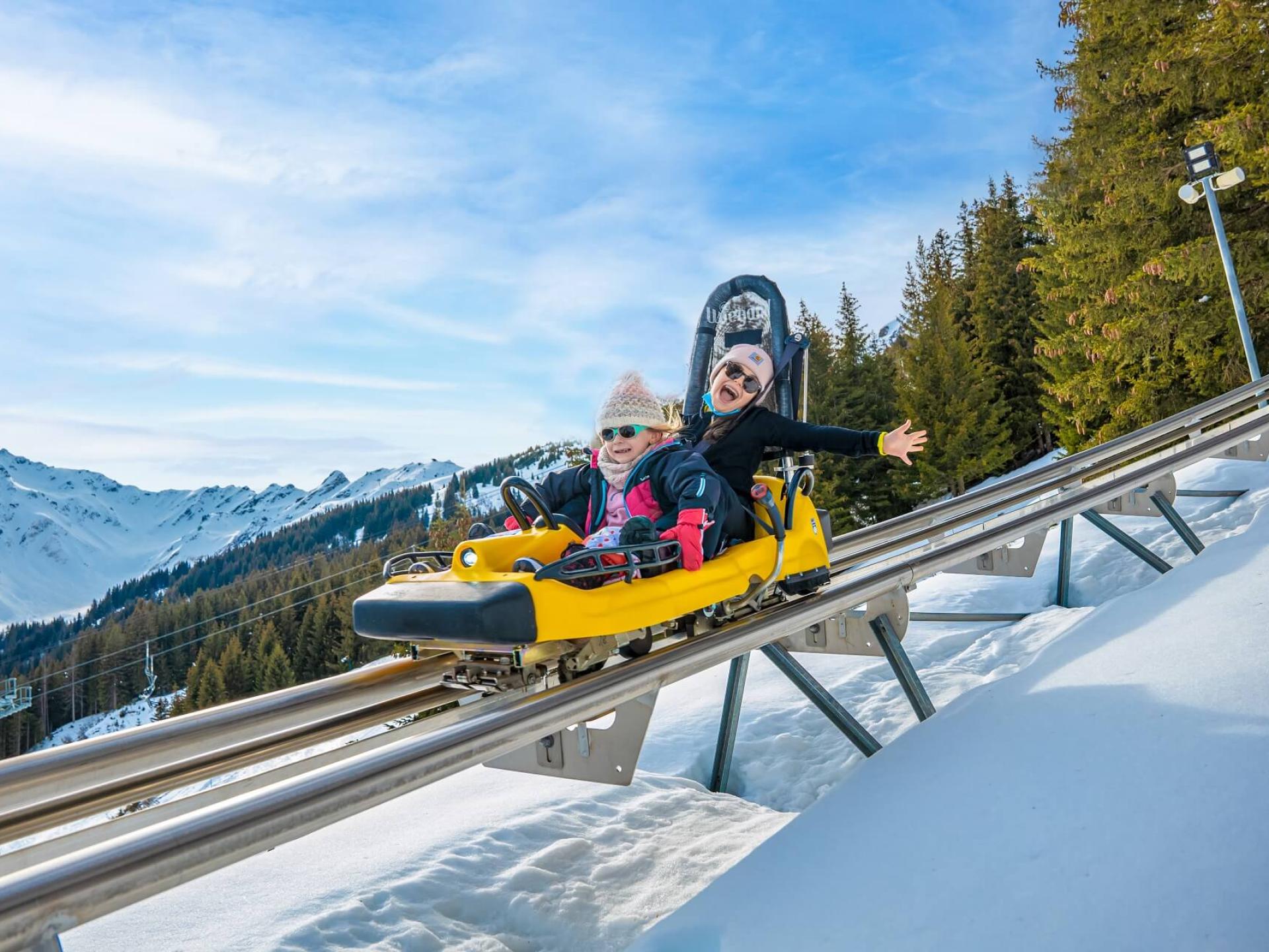 Luge d’été sur rail en Isère – Descente sur piste | Les 7 Laux
