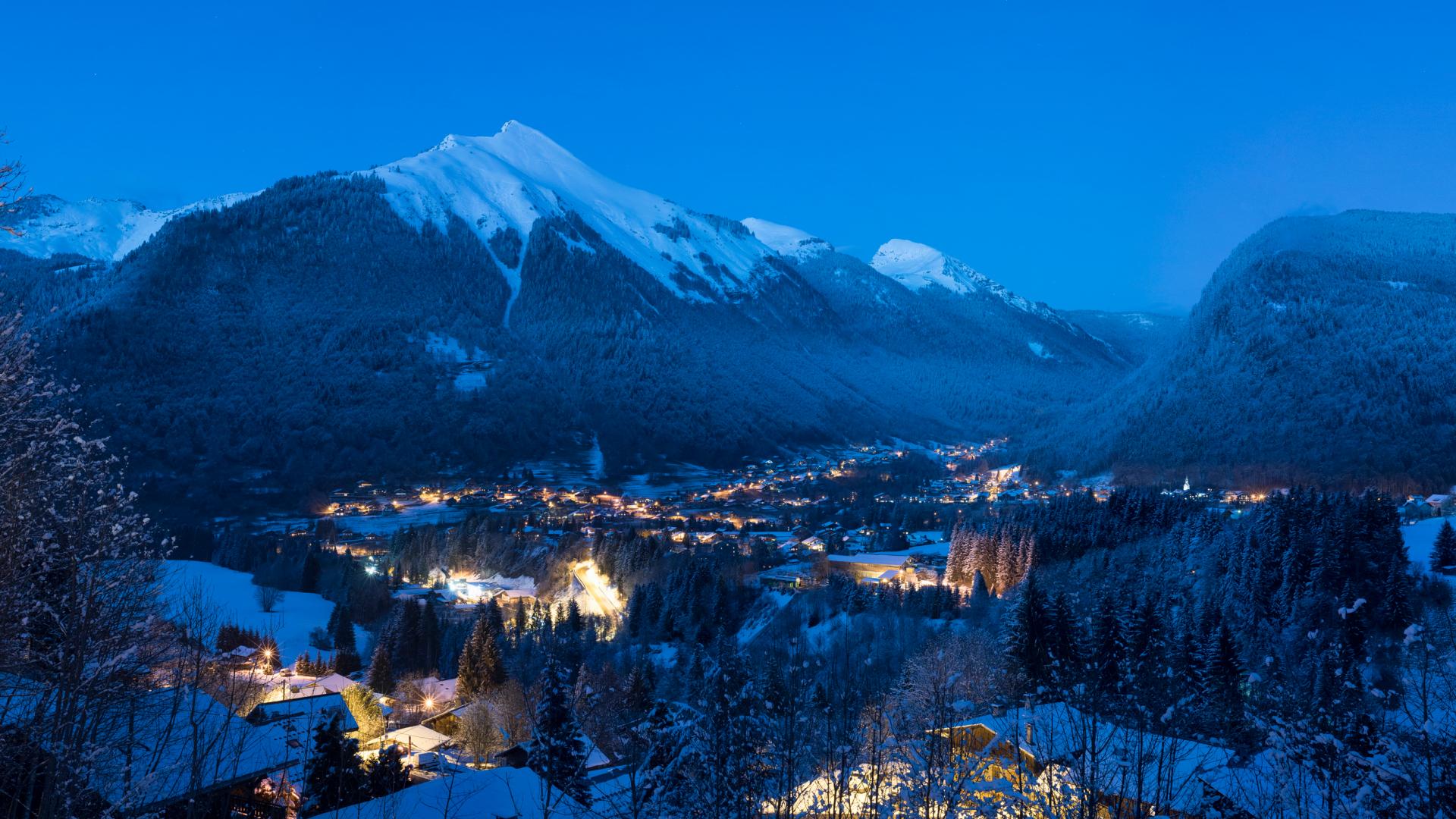12 stations françaises et suisses – Domaine skiable au cœur des Alpes
