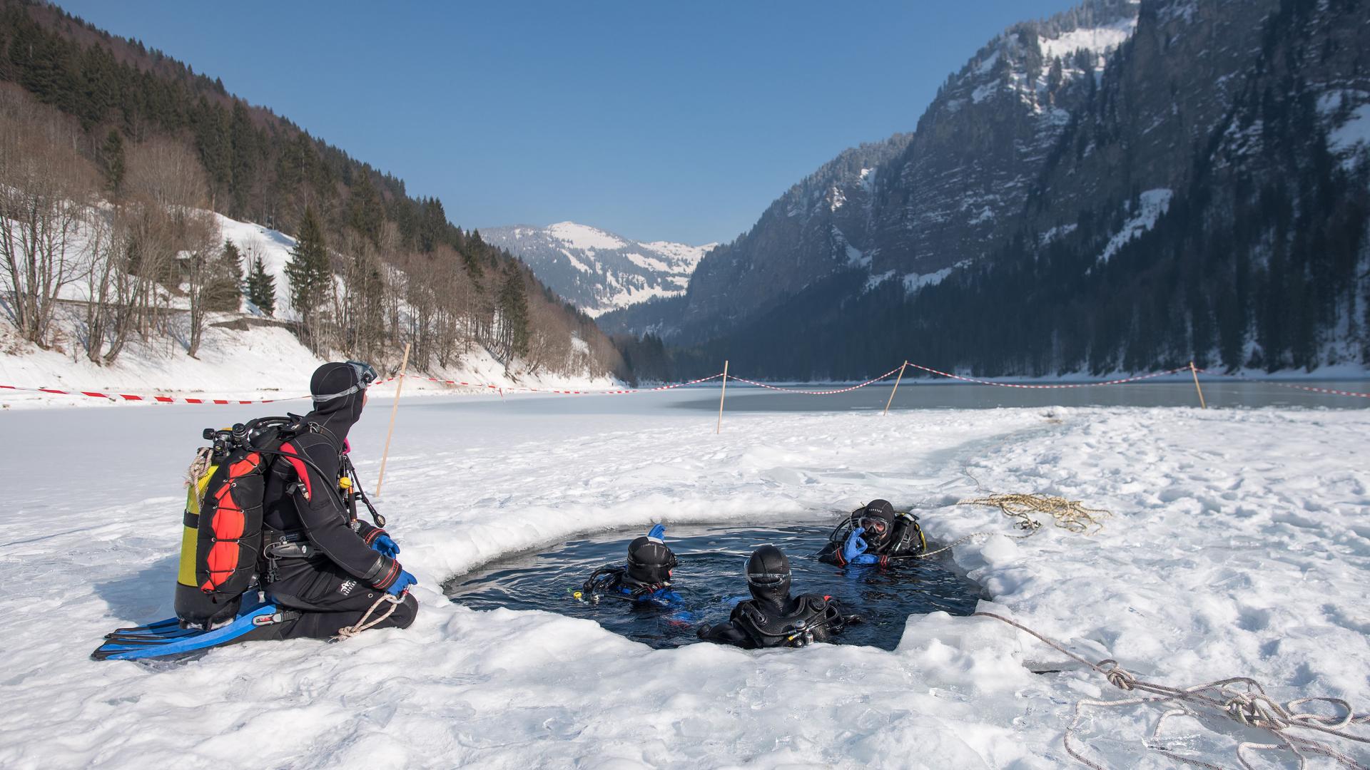 Plongée sous le lac gelé à Montriond | Portes du Soleil