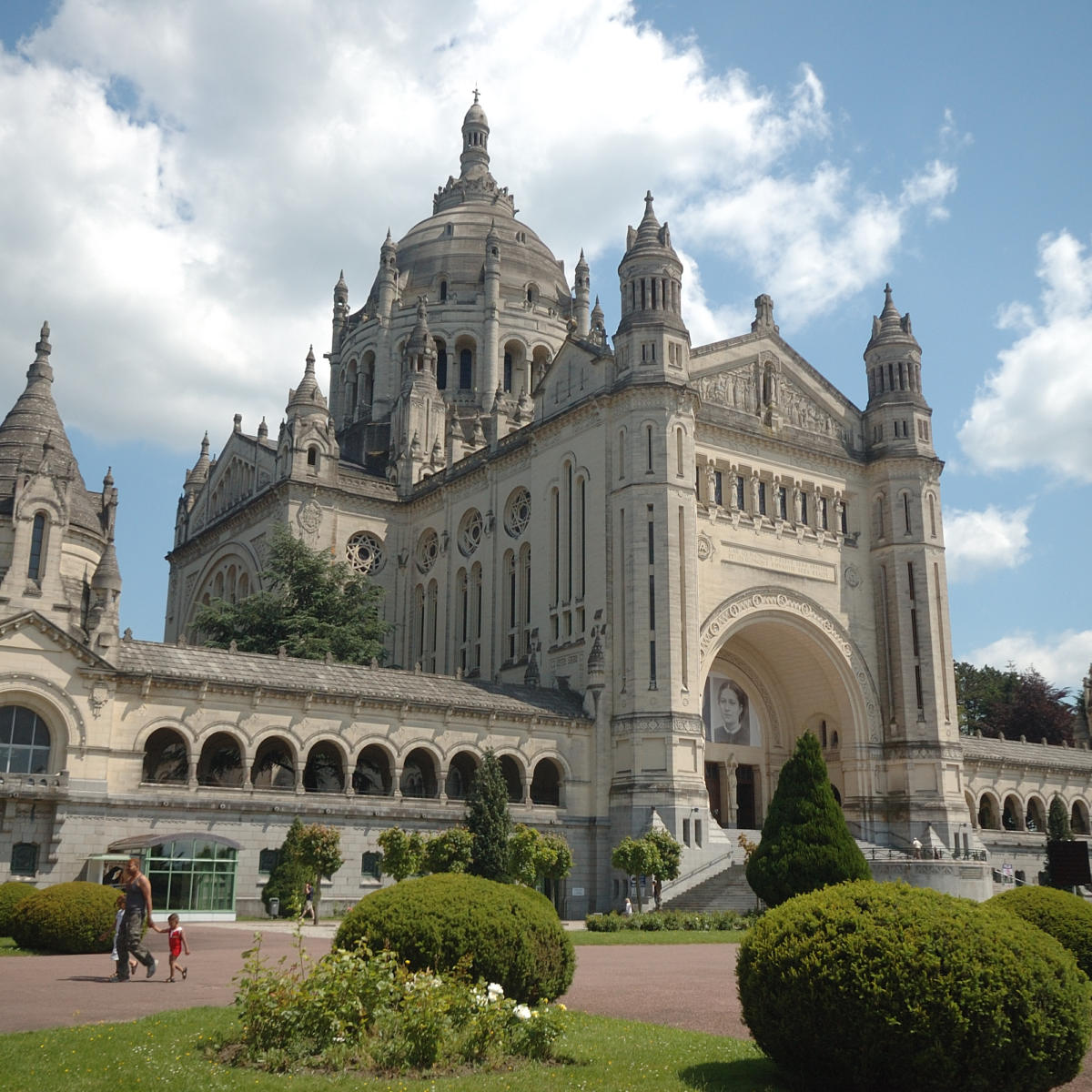 La Basilique Sainte-Thérèse de Lisieux | Office de Tourisme Lisieux ...