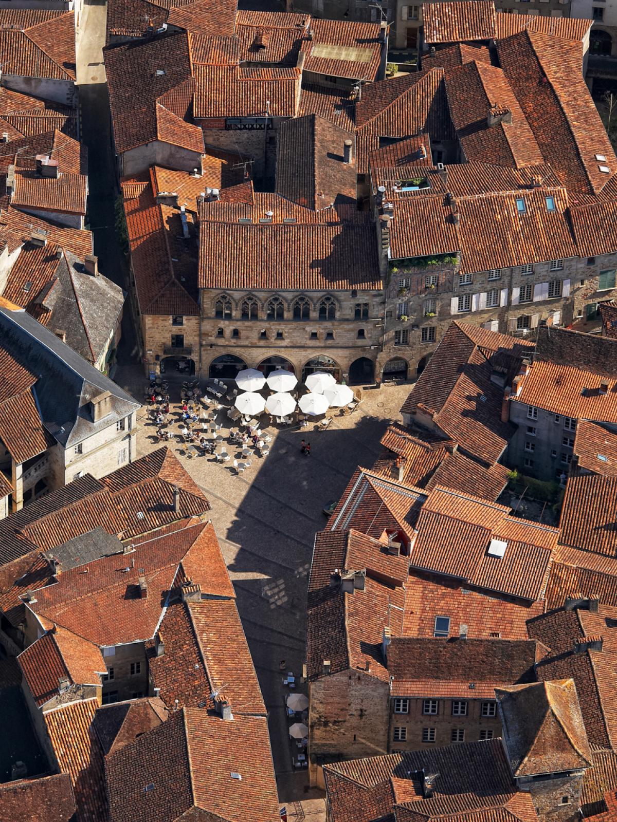Montbrun village perché dominant la vallée du Lot