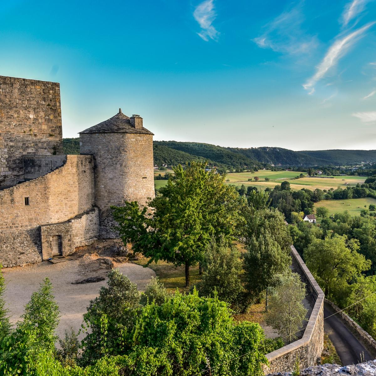 Montbrun village perché dominant la vallée du Lot