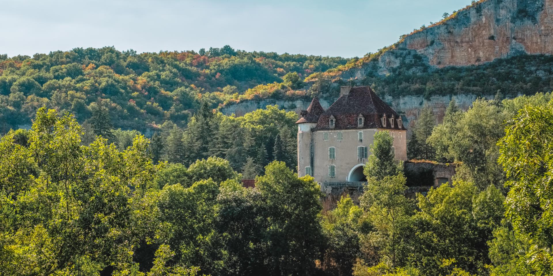 Visiter la vallée du Célé entre falaises et maisons troglodytiques ...