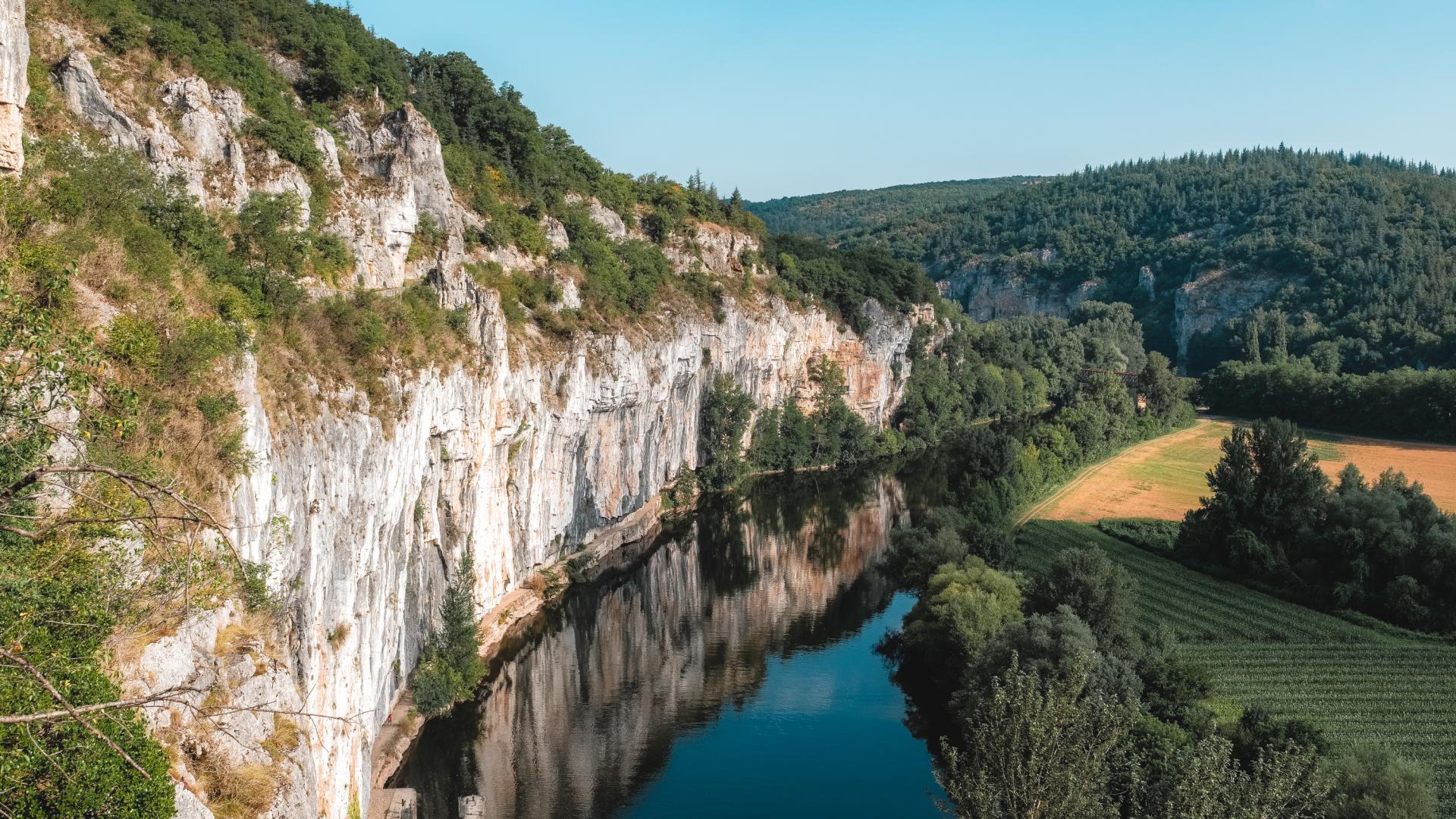 Le chemin de halage de Ganil au bord de la rivière Lot