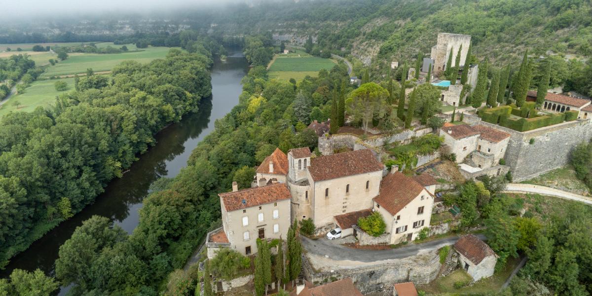 Montbrun village perché dominant la vallée du Lot