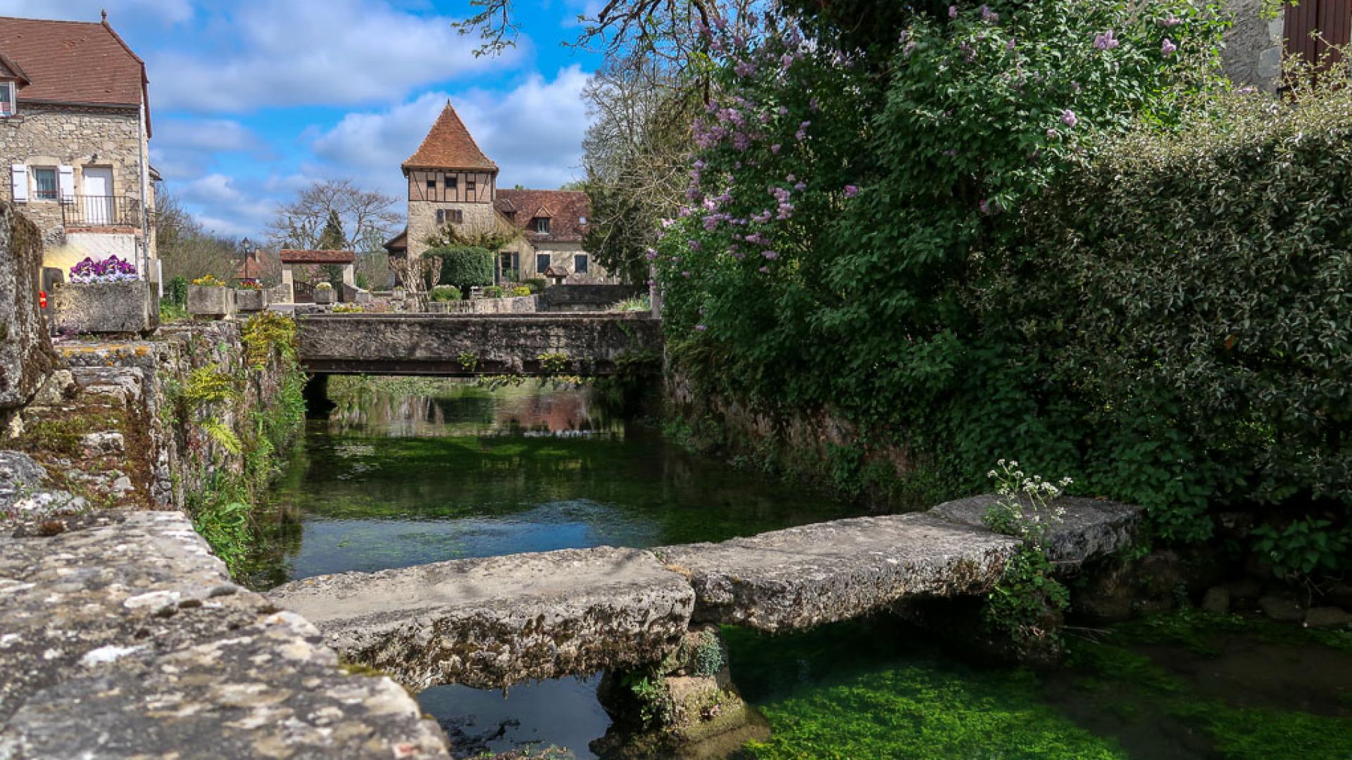 Creysse dans le Lot, village remarquable au bord de la Dordogne