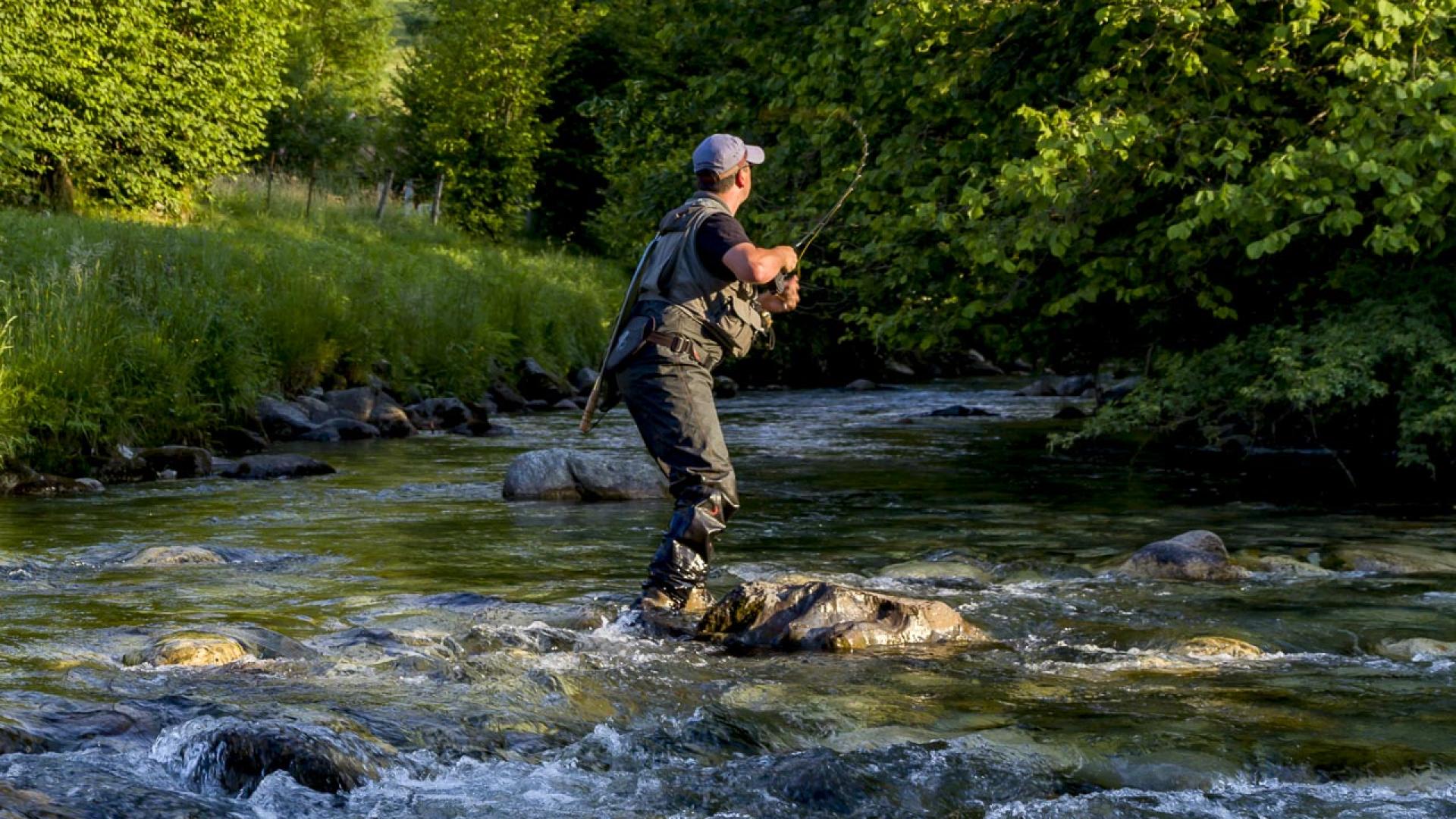 Partir à la pêche à la truite dans le Gave de Pau | Office de Tourisme ...