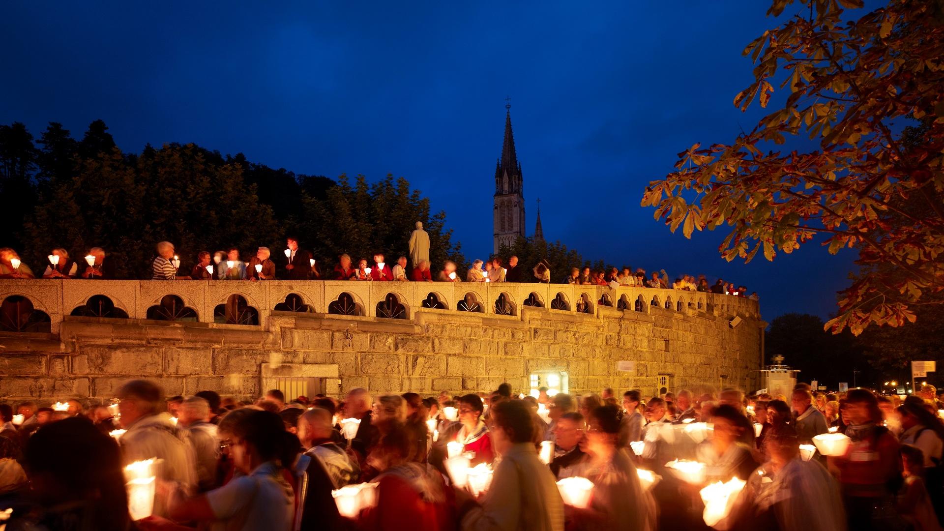 La Procession aux Flambeaux | Office de Tourisme de Lourdes