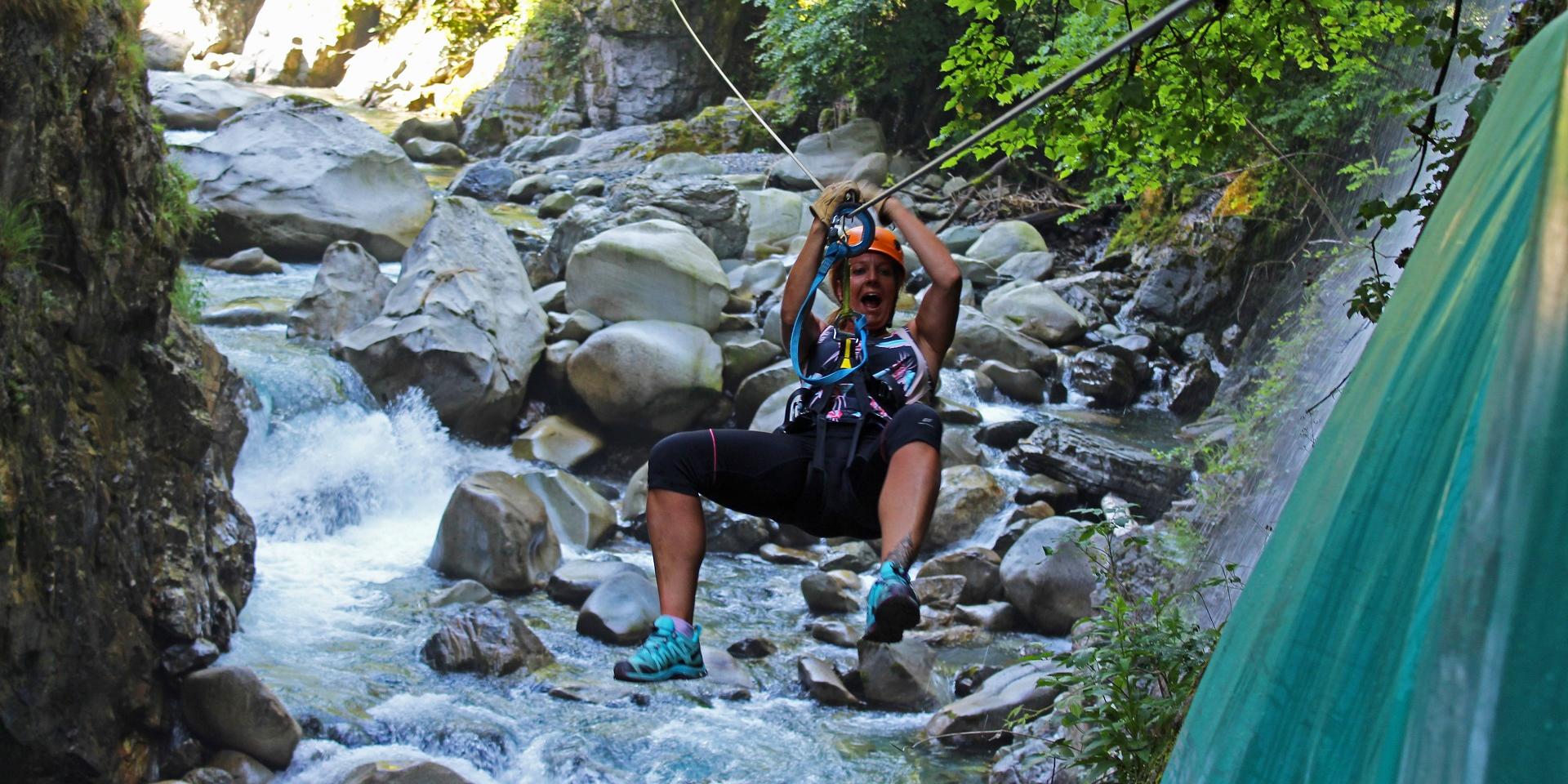 Suspendu à une tyrolienne | Office de Tourisme de Lourdes