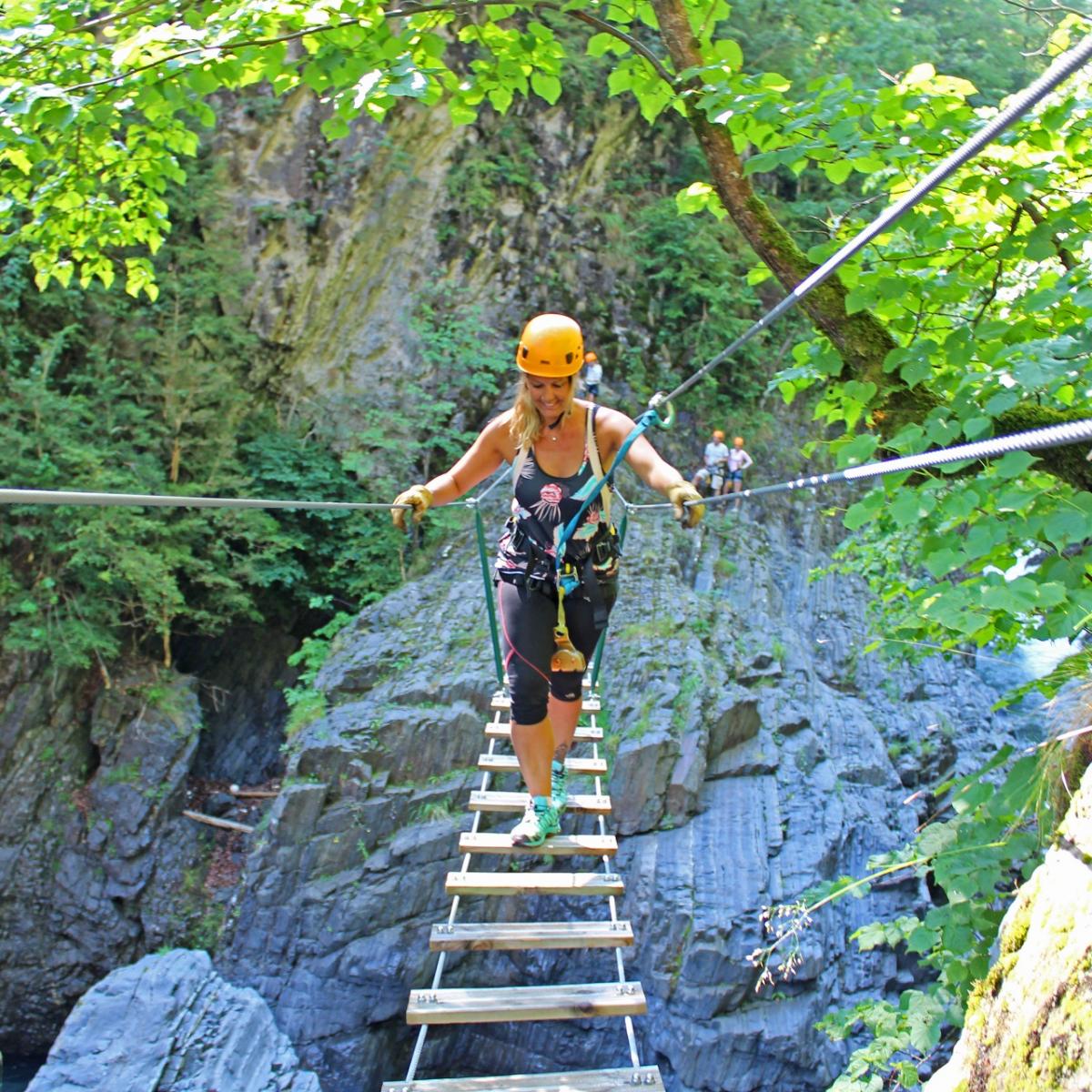 Suspendu à une tyrolienne | Office de Tourisme de Lourdes