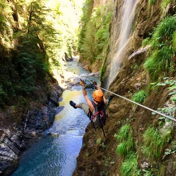 Suspendu à une tyrolienne | Office de Tourisme de Lourdes