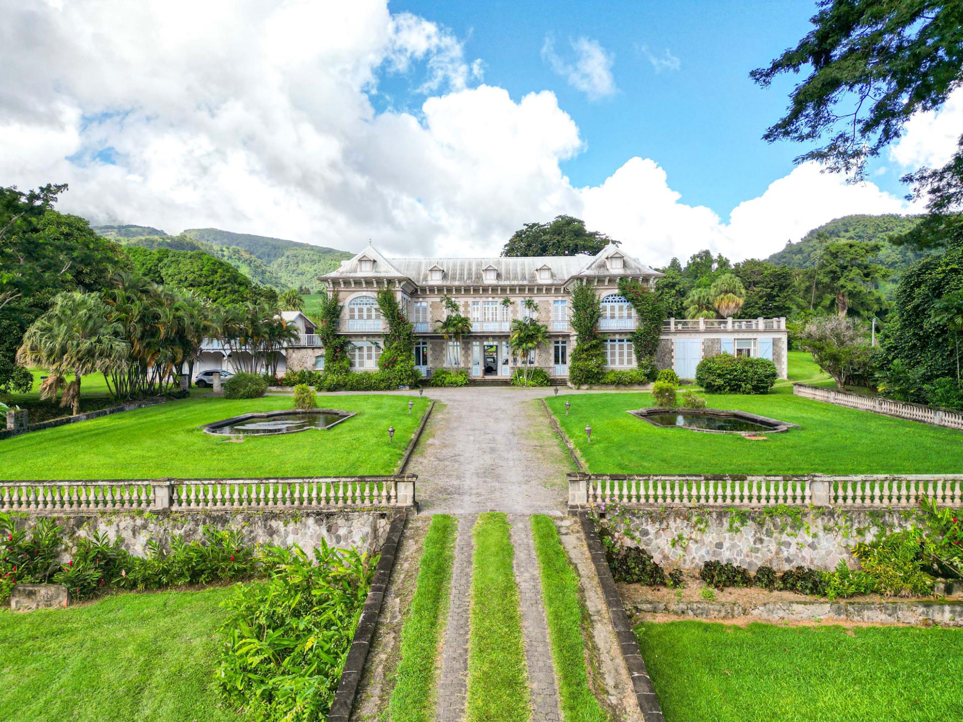 Visite de la Distillerie et du Château Depaz | Martinique Tour
