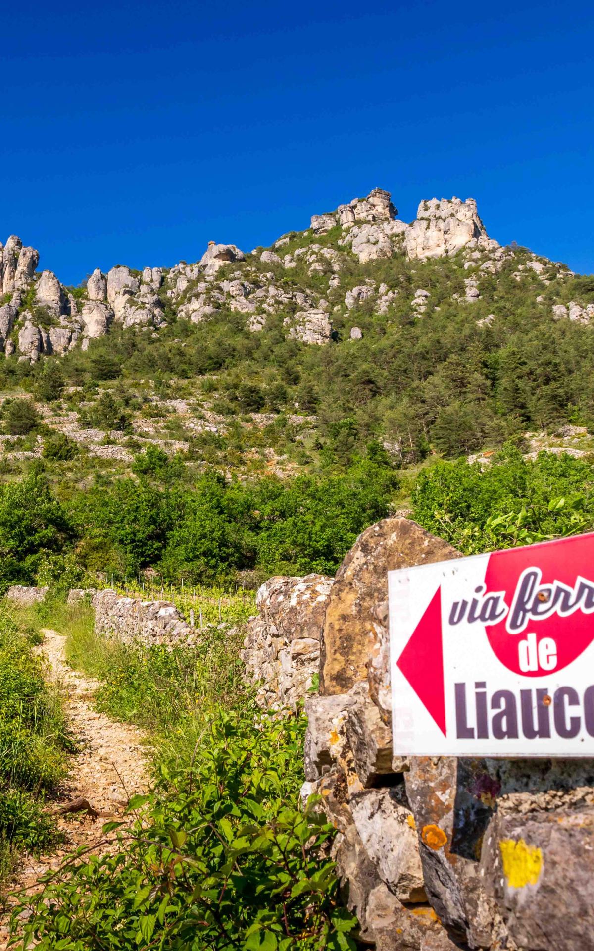 Recorrido aéreo por los pueblos trogloditas de las Gargantas del Tarn ...