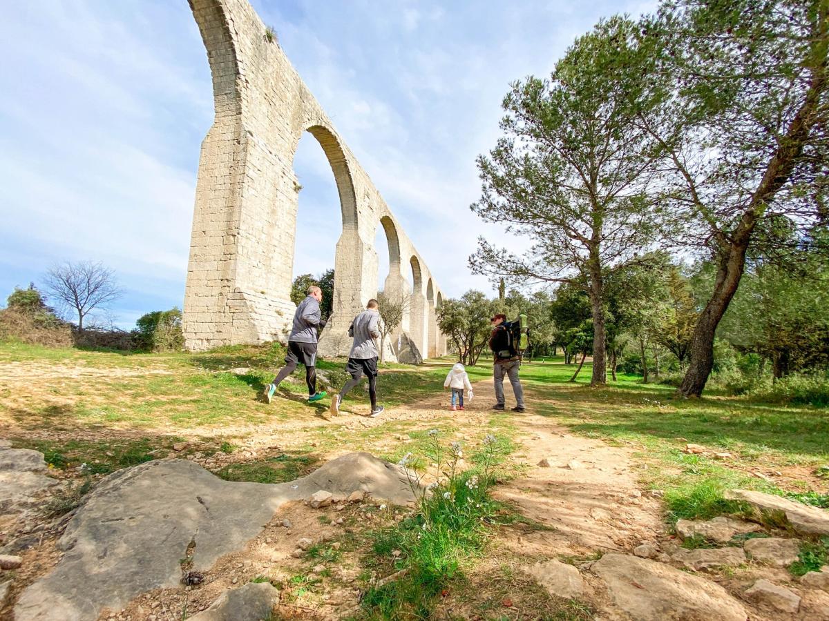 Une rando à l’ombre de l’aqueduc de Castries | Montpellier Tourisme