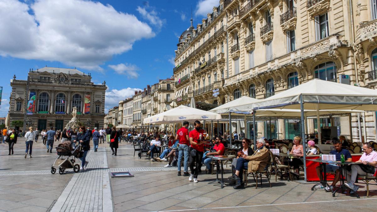I enjoy the sun on the Place de la Comédie | Montpellier Tourism