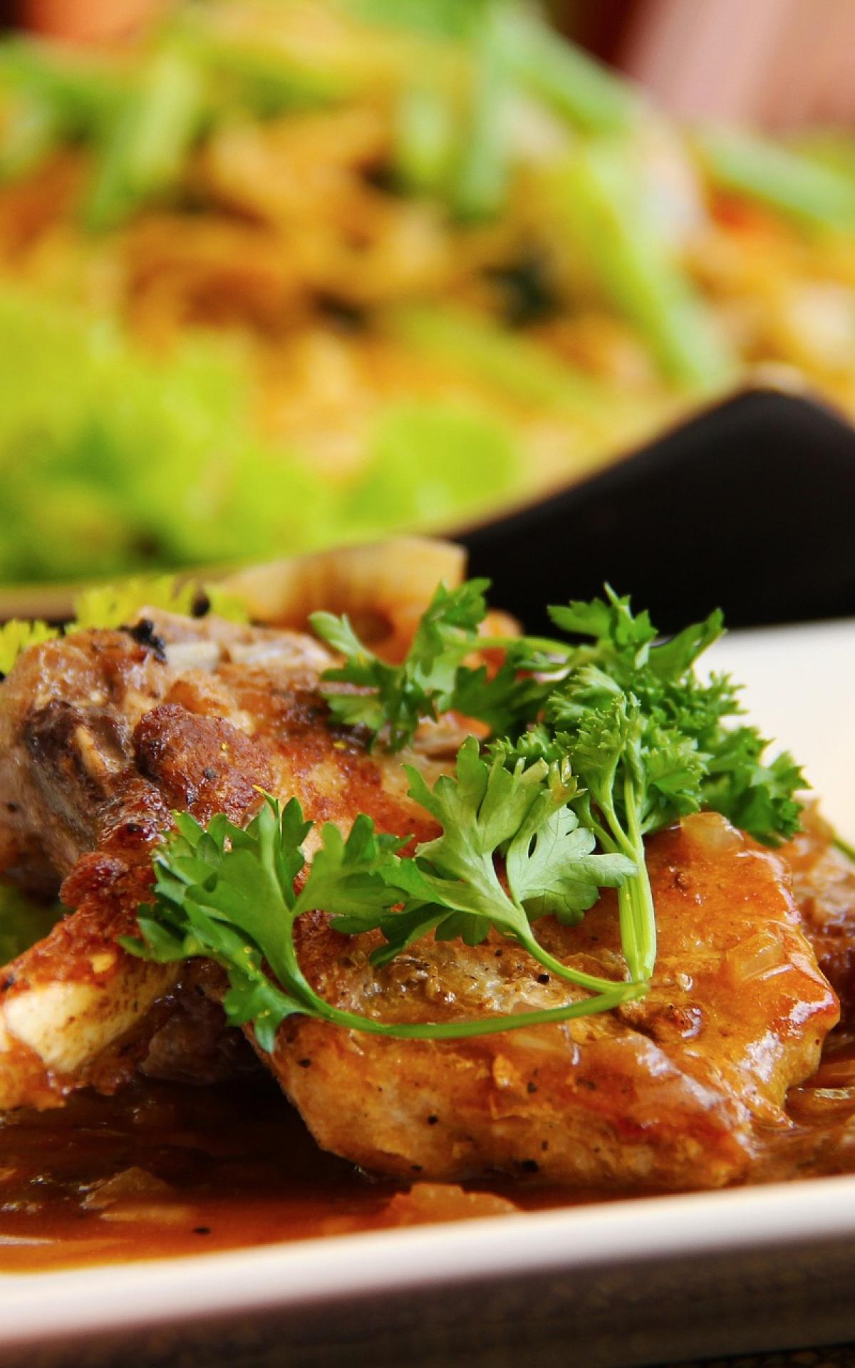 Recette de l’agneau de deux façons : filet rôti et épaule braisée aux ...